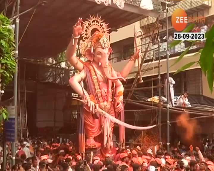 Ganesh Galli Visarjan | 'मुंबईचा राजा'वर पुष्पवृष्टी! ढोल-ताशांच्या ...