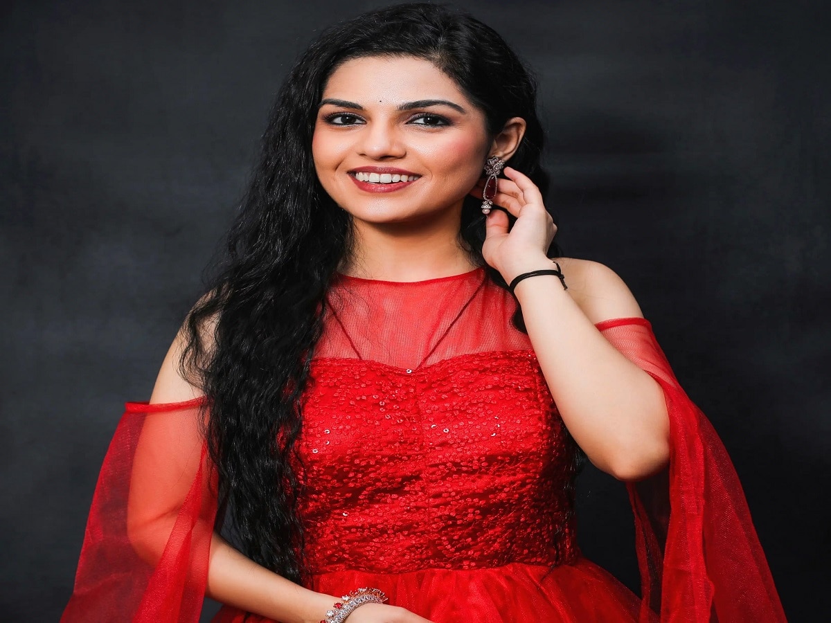 Shocking incident happened to singer Arya Ambekar A warning was issued ...