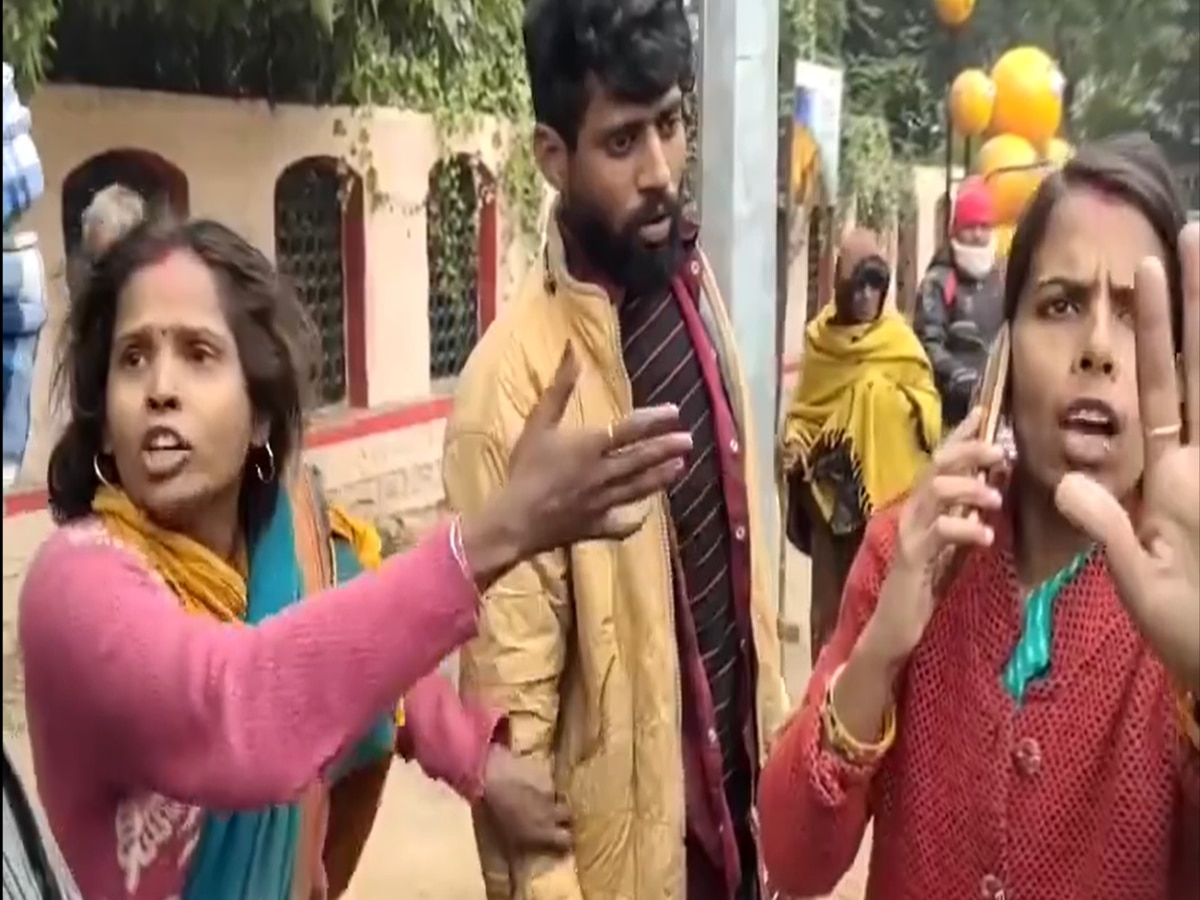 VIDEO : एक नवरा, दोन बायका! नवऱ्यासोबत राहण्यासाठी भररस्त्यात दोघींचा ...