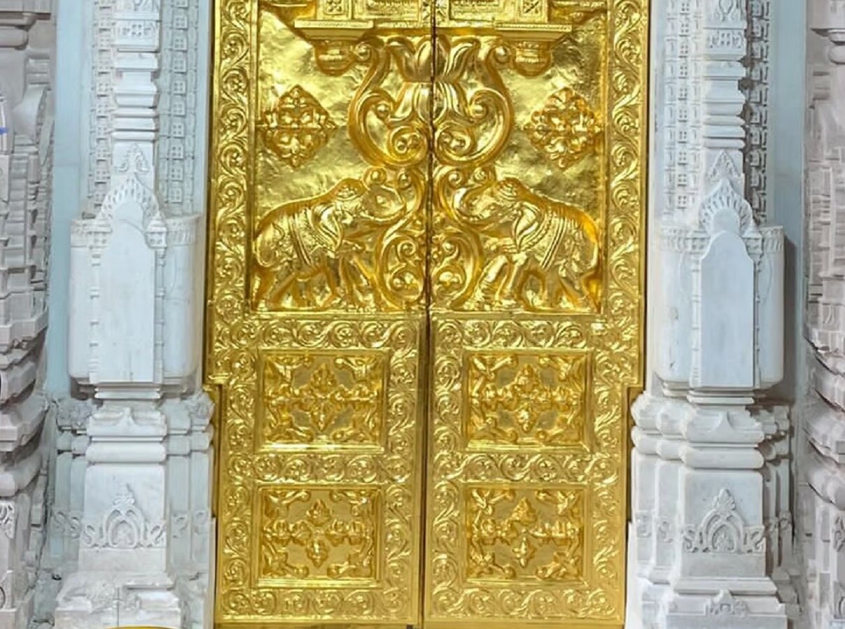 अयोध्या राम मंदिरातील सोन्याचे दरवाजे ठरतायत आकर्षणाचं केंद्र, पाहा ...
