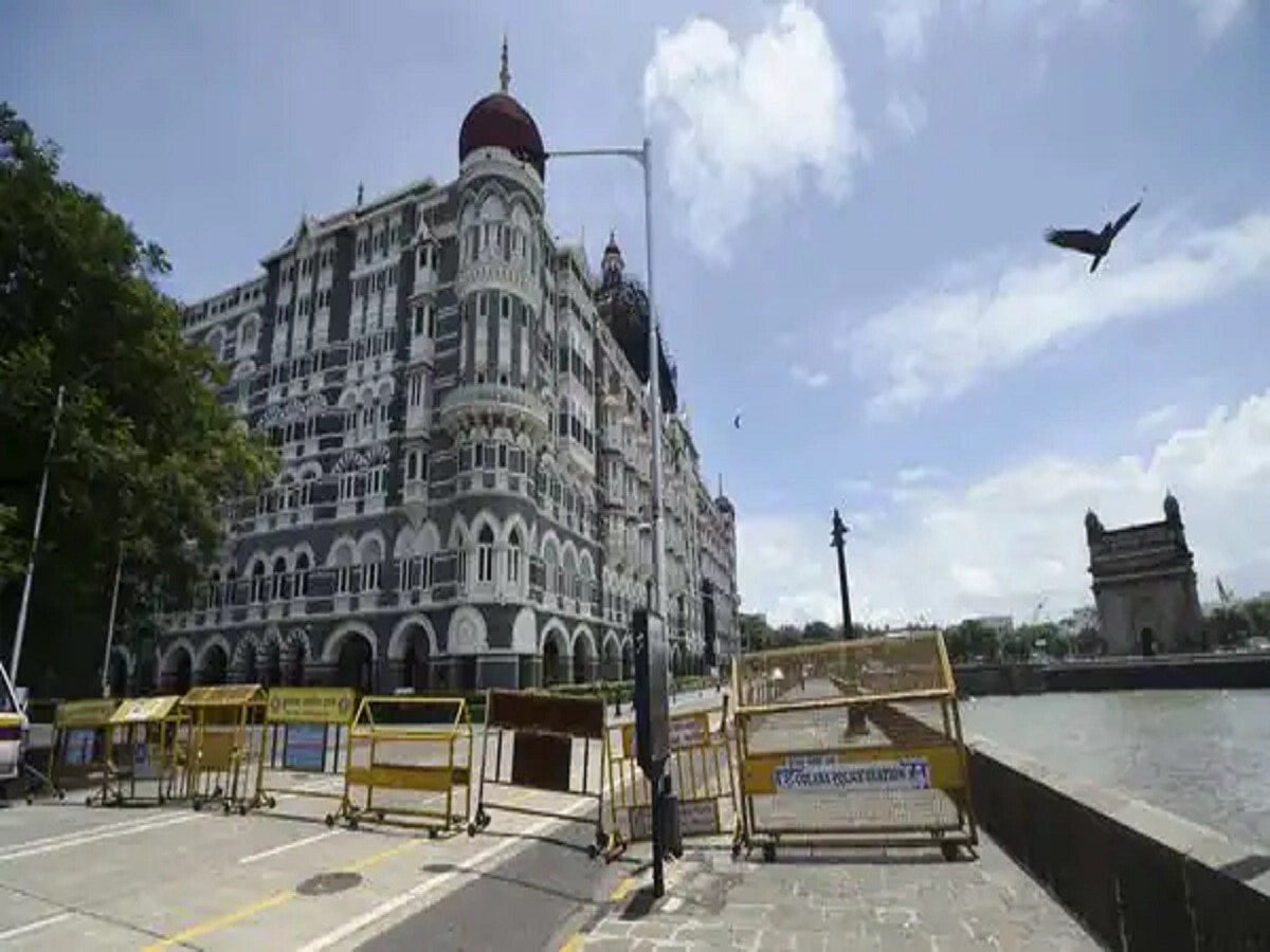 मुंबईत 6 ठिकाणी बॉम्ब ठेवल्याची धमकी, पोलीस सतर्क Mumbai bomb blast ...