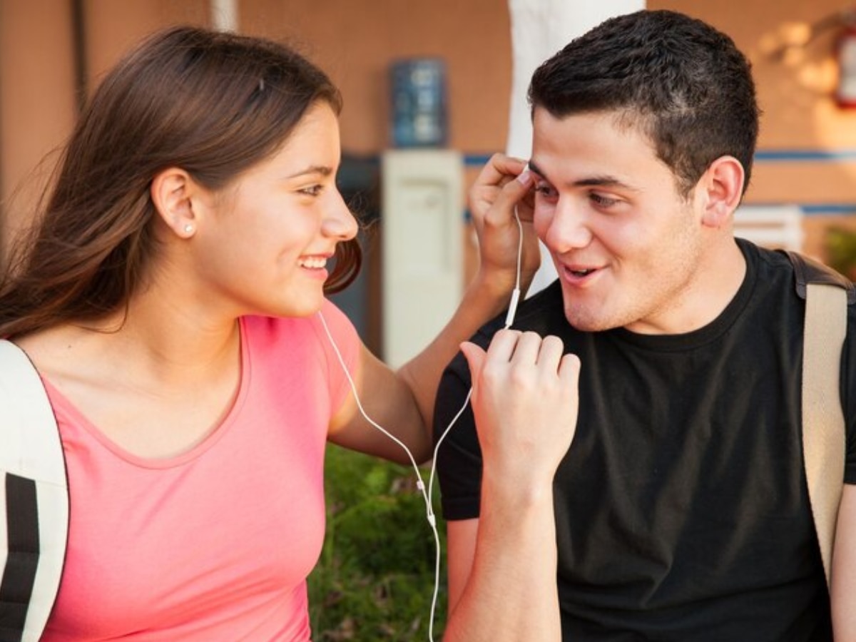मुलींना इम्प्रेस करताना चुकूनही करु नका या 4 गोष्टी होणारं कामही बिघडेल How To Impress Girl