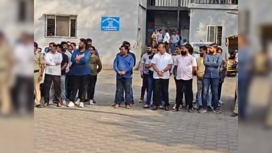मुख्यमंत्री-उपमुख्यमंत्र्यांबरोबर गुंडांचे फोटो! पुणे पोलीस अॅक्शन ...