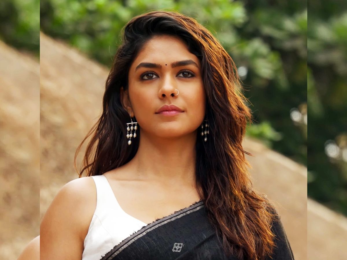 'लोक म्हणतात तुझे Thighs खूपच…’ अभिनेत्री मृणाल ठाकूरने सांगितला सेक्सी ...