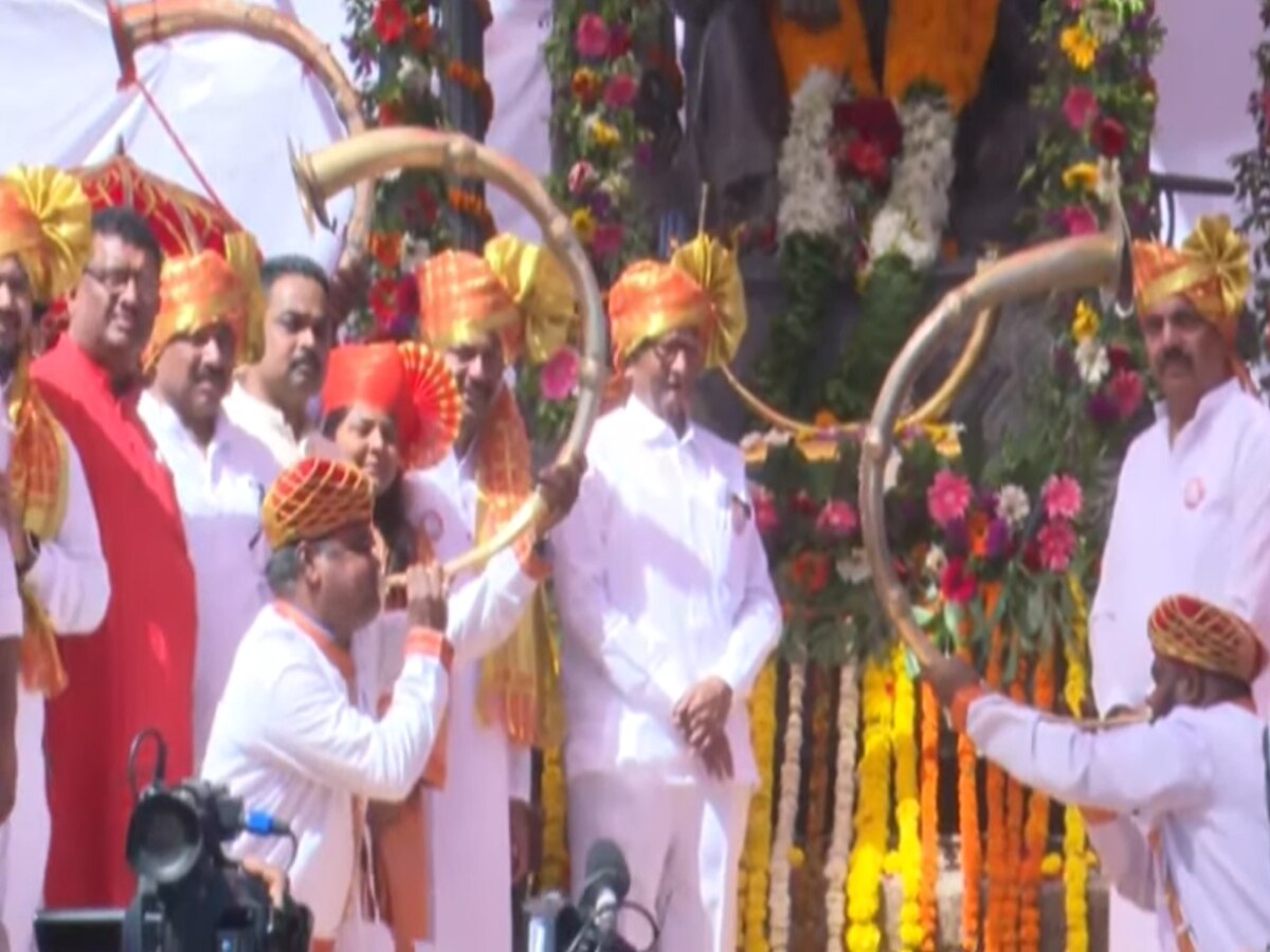 राष्ट्रवादीच्या नव्या चिन्हाचे शरद पवार यांच्या हस्ते अनावरण; रायगडावर ...