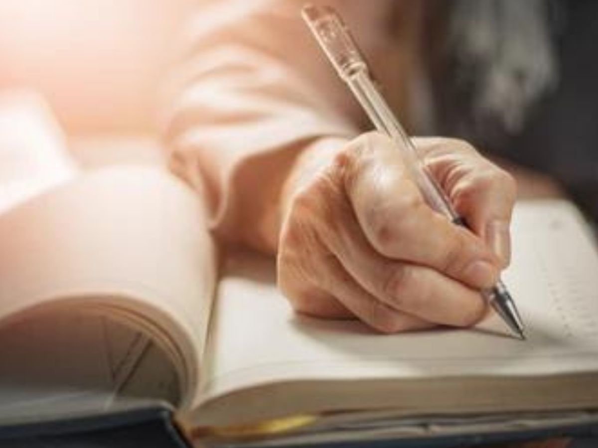 दररोज डायरी लिहिण्याचे 'हे' आहेत जबरजस्त फायदे