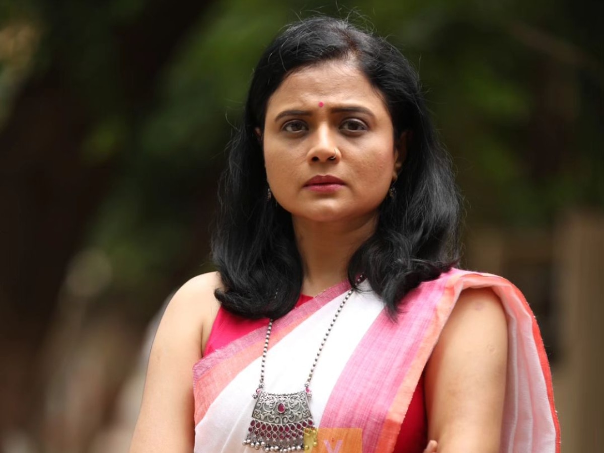 अन्यथा नाटक तिथेच अडकून राहिले असते', भार्गवी चिरमुलेने प्रयोगानंतर मागितली माफी | Marathi ...