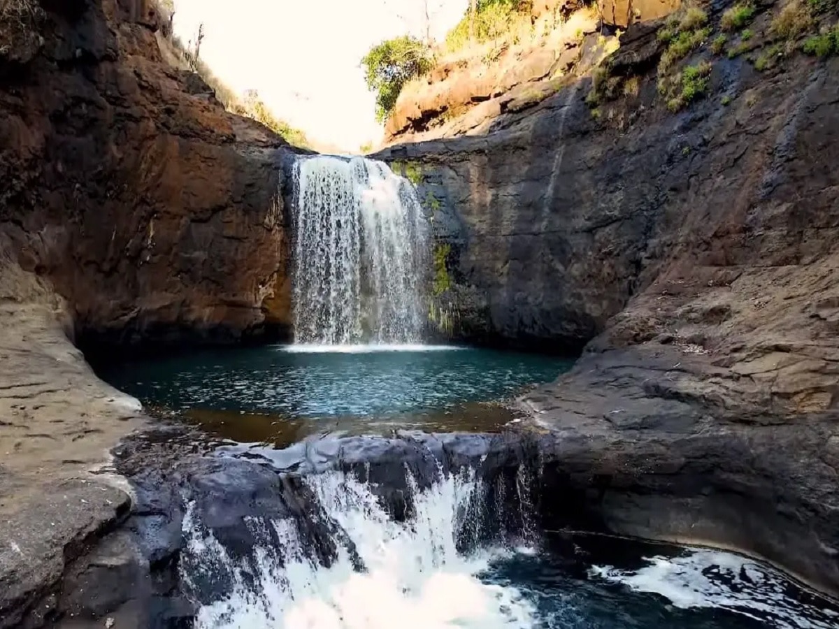 सोशल मिडियावर फेमस असलेला महाराष्ट्रातील काळमांडवी धबधबा ठरतोय जीवघेणा ...