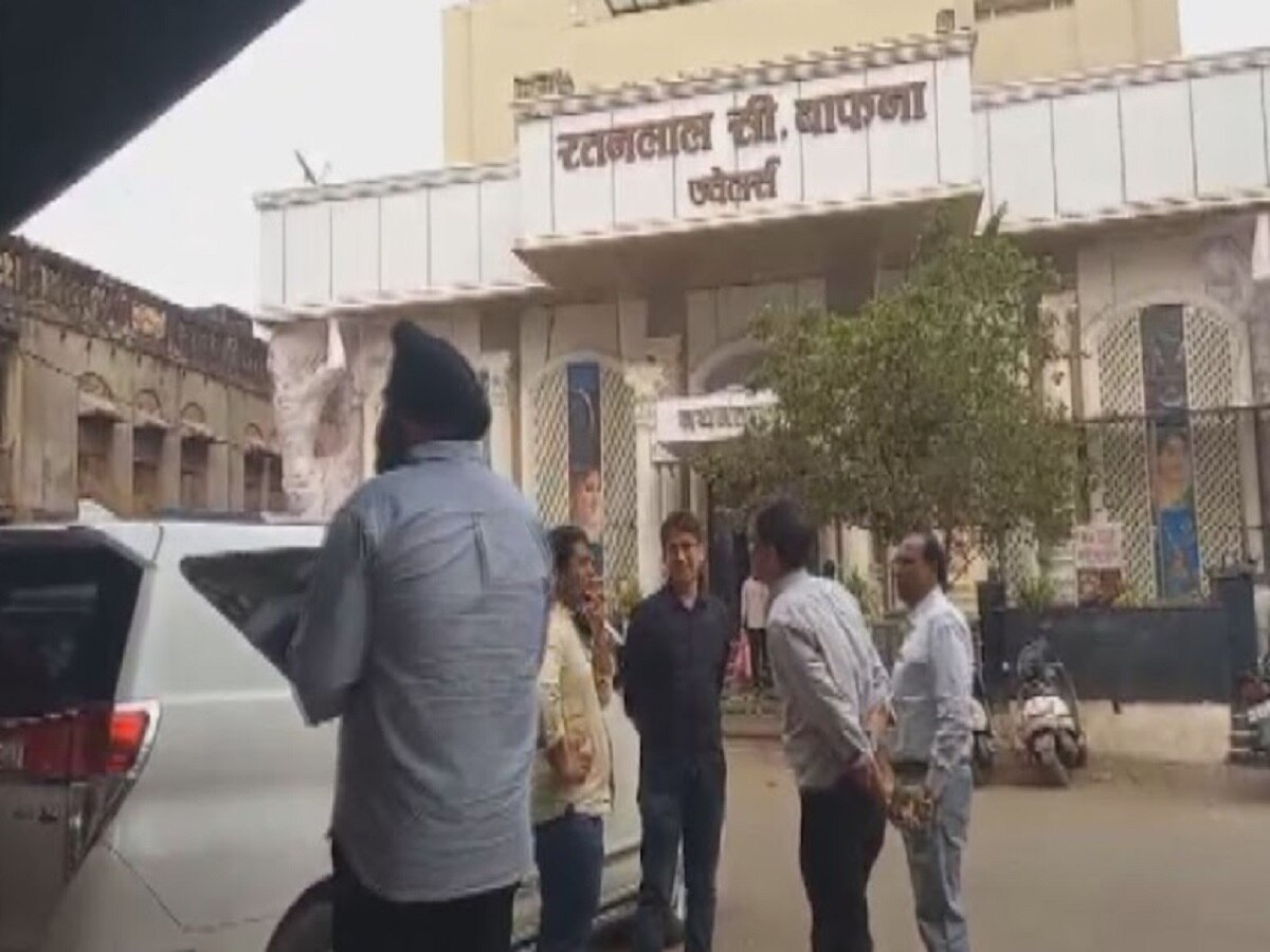 जळगावमधील प्रसिद्ध ज्वेलर्सवर आयकर विभागाची धाड; चौकशीत सापडले लाखो ...