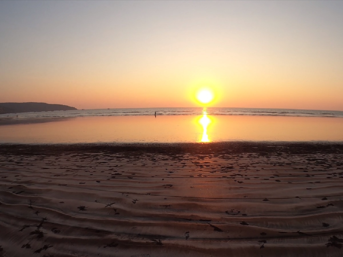 महाराष्ट्रातील एकमेव रंगीत समुद्र किनारा; लाल रंगात रंगलेले कोकणातील ...