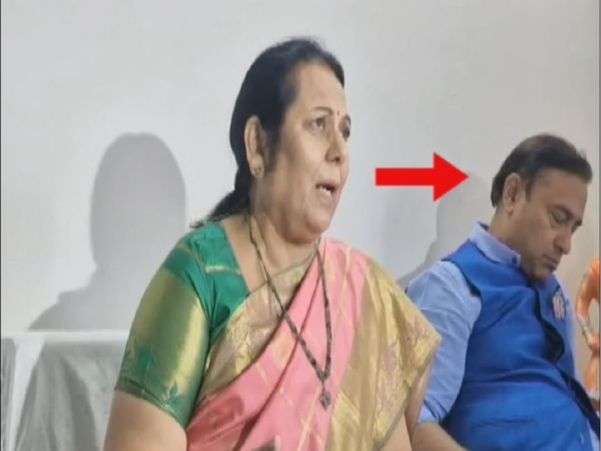 उठा आता.... पत्रकार परिषदेत झोपलेल्या शिवसेनेच्या प्रवक्त्याला नीलम ...