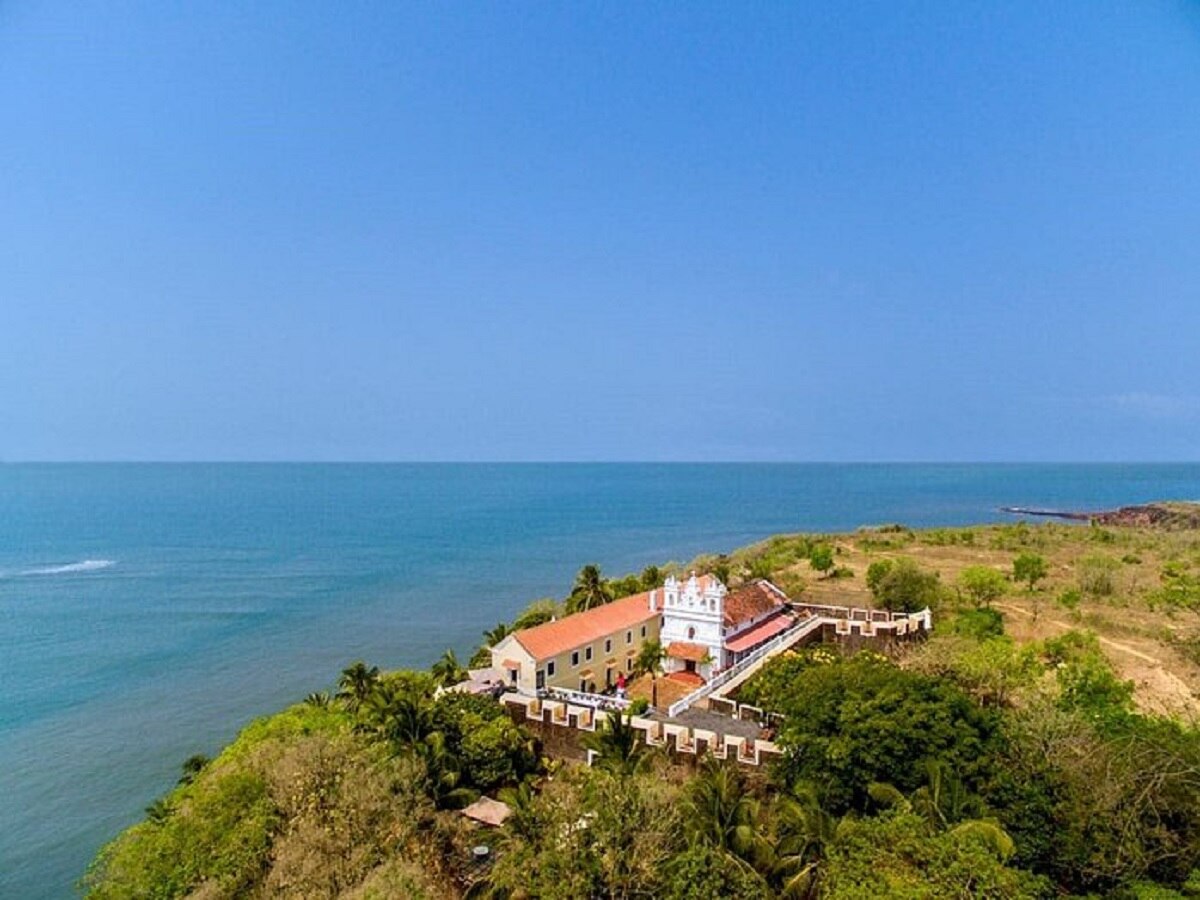 गाव महाराष्ट्रात पण त्याच गावात असलेला किल्ला मात्र गोवा राज्यात ...