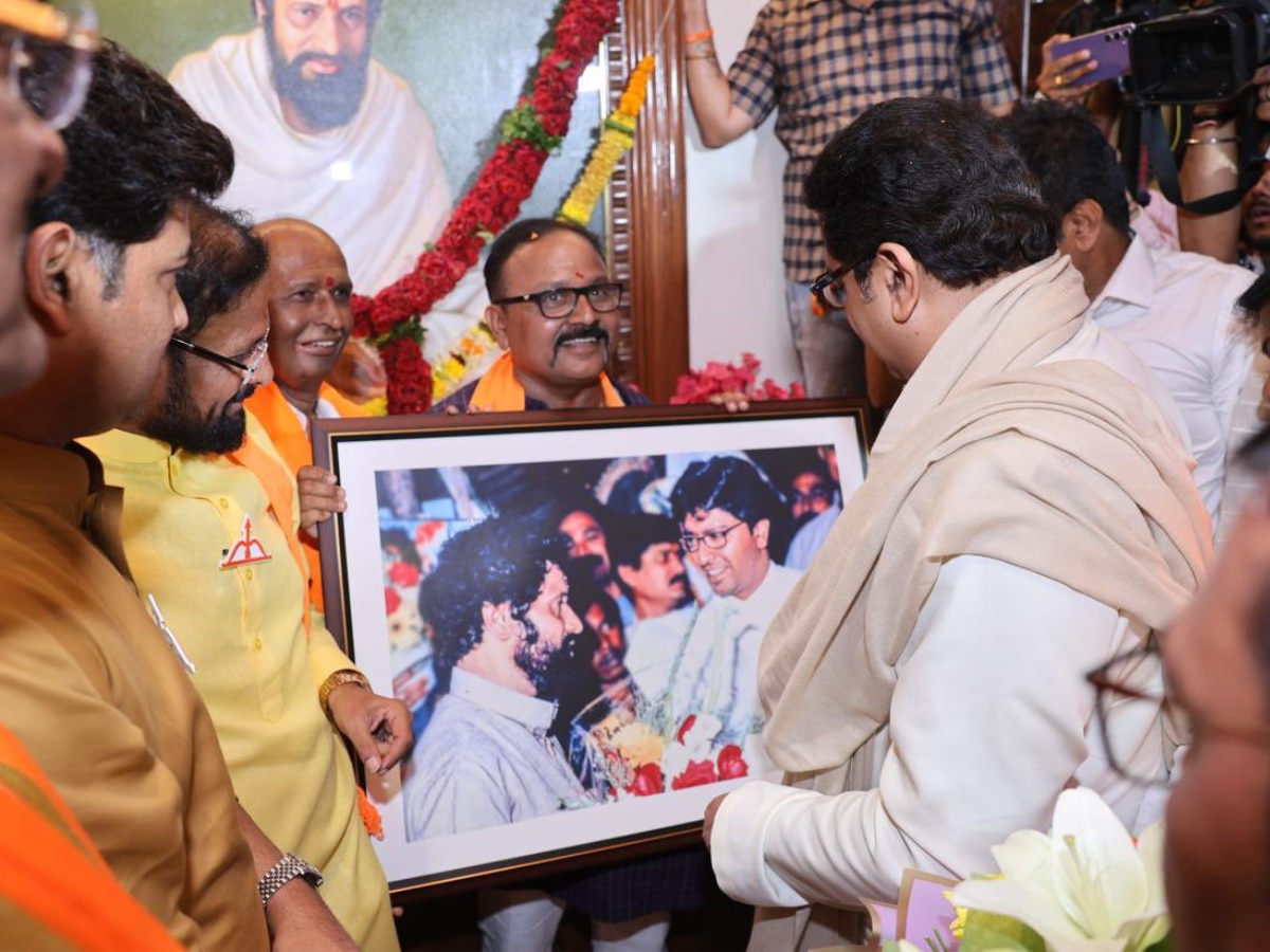 PHOTO: तब्बल 19 वर्षांनी राज ठाकरे आनंद आश्रमात; म्हणाले 'मला जुने दिवस ...
