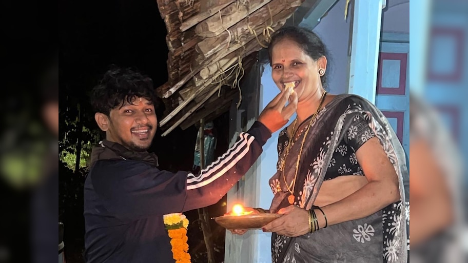 'मंगळसूत्र विकलं पार्टटाइम नोकरी केलीस पण...', अभिनेत्याची आईसाठी भावूक ...