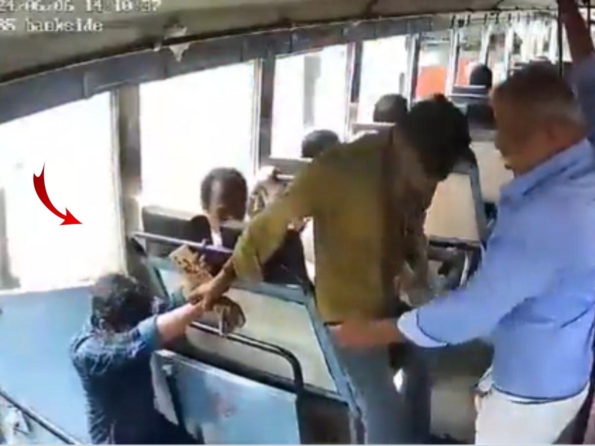 Kerala bus conductor : फिल्मी स्टाईलमध्ये कंडक्टरने वाचवला प्रवाशाचा ...