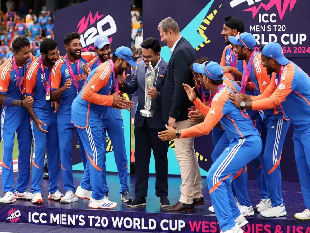 Rohit Sharma coach becomes kuldeep yadav player in trophy lifting style ...