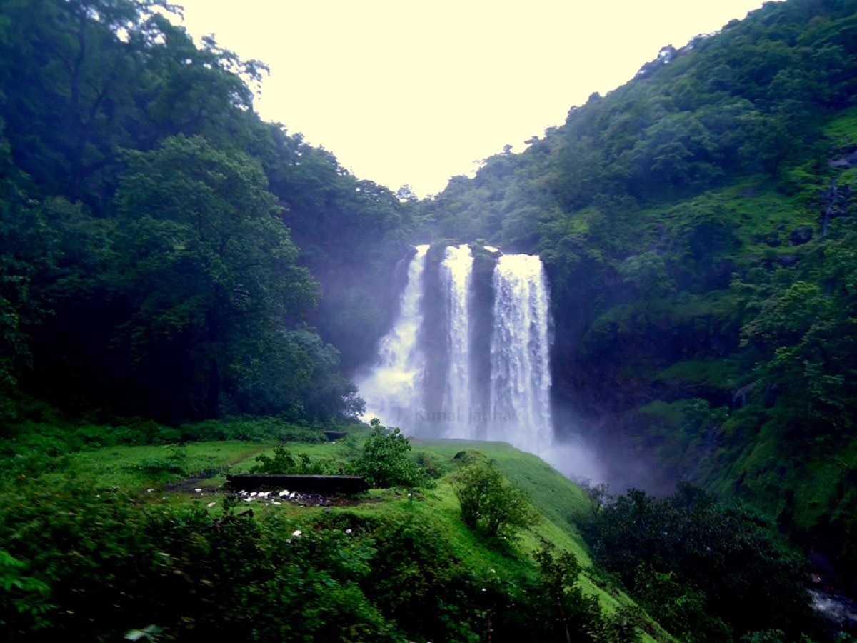रत्नागिरीतील सवतसडा धबधब्याचं रौद्र रुप; पाण्याचा प्रवाह धडकी भरवणारा ...