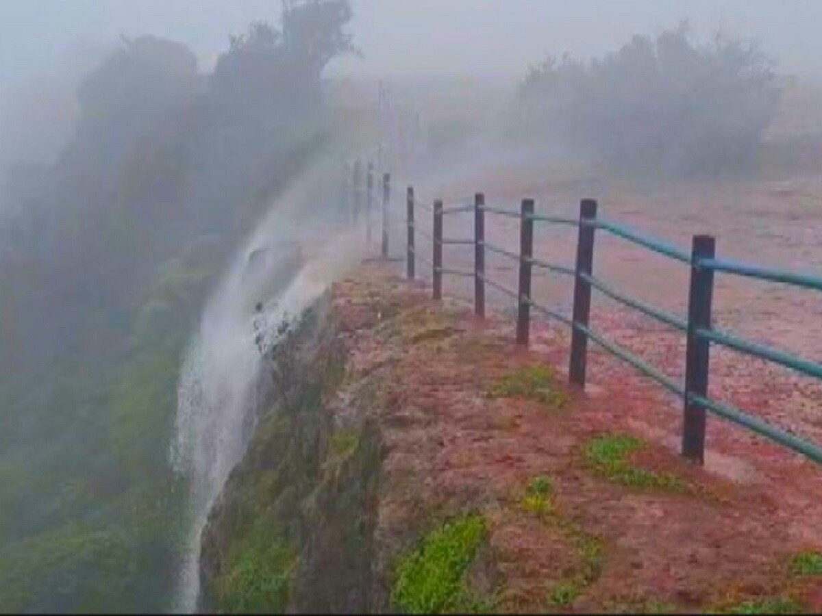 PHOTO: साताऱ्यातील आश्चर्यकारक ठिकाण! सडा वाघापूरचा उलटा धबधबा, एकदा ...