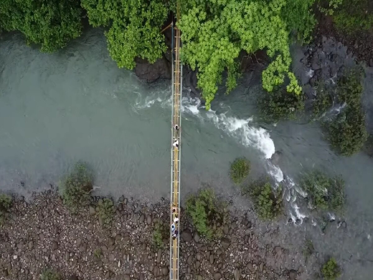 प्रचंड वेगाने वाहणाऱ्या नदीवर झुलता पुल; धबधब्यापर्यंत जाणारा ...