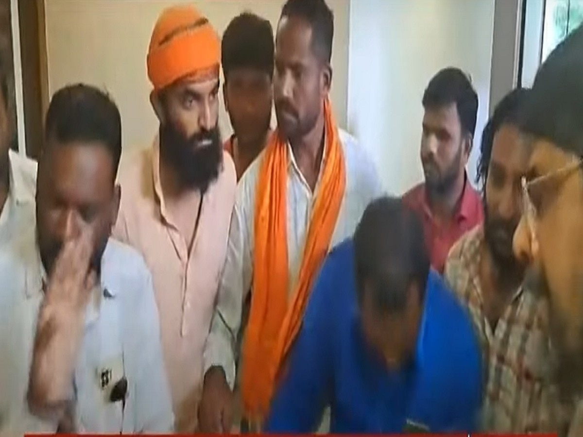 मराठा आंदोलकांचा राडा, राज ठाकरे असलेल्या हॉटेलमध्ये मराठा आंदोलक शिरले ...