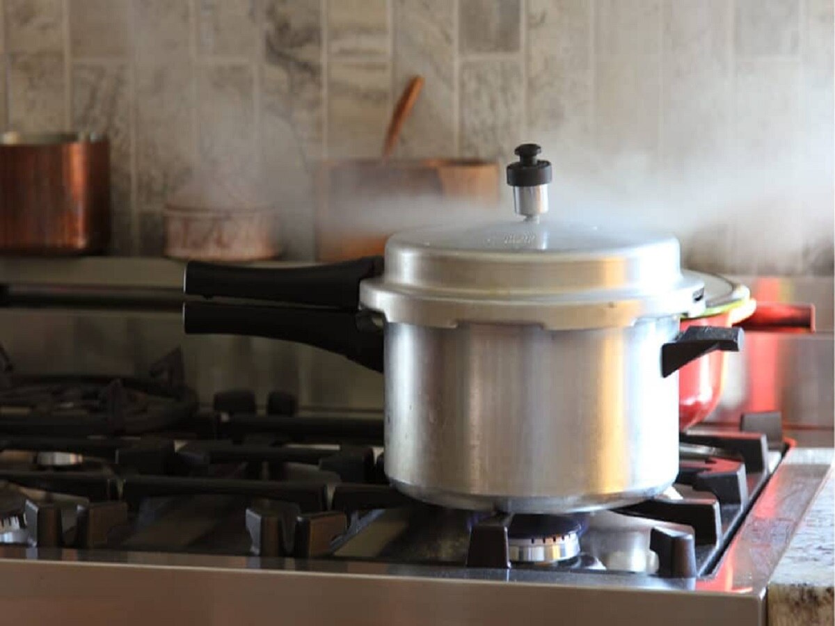 घरातील प्रेशर कुकर बनेल टाइम बॉम्ब, गॅसवर ठेवण्यापूर्वी चेक करा या 5 ...