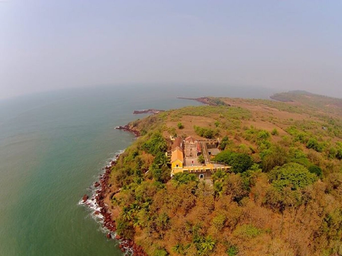 किल्ला गोव्यात पण जिथं किल्ला आहे ते गाव मात्र महाराष्ट्रात; किल्ल्यावर ...