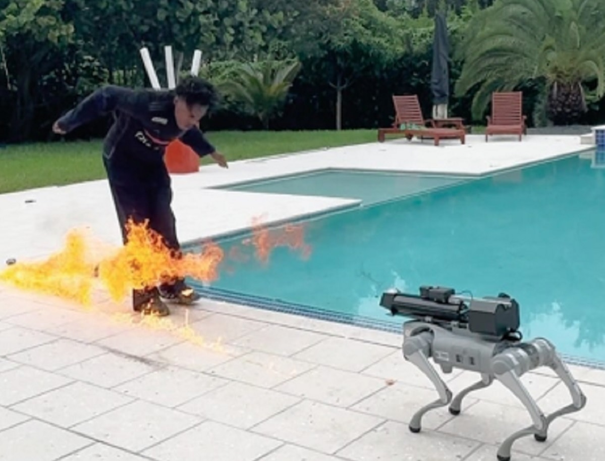 ...अन् रोबोट कुत्र्याने भुंकण्याऐवजी Youtuber वर आग ओकली, पुढे काय झालं ...