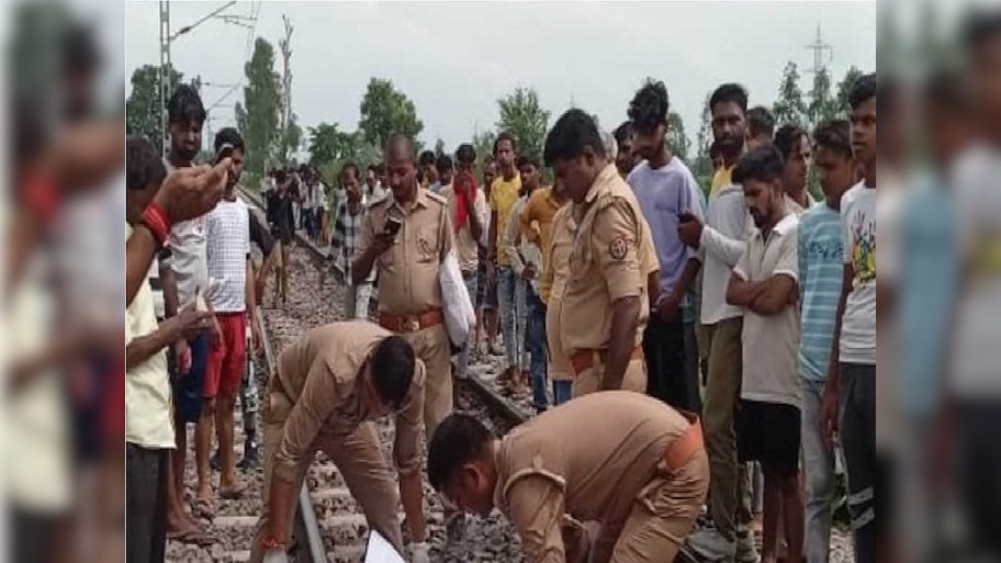 जीवघेणे Reels! 3 वर्षांच्या मुलाला घेऊन रेल्वे रुळावर पती-पत्नी बनवत ...