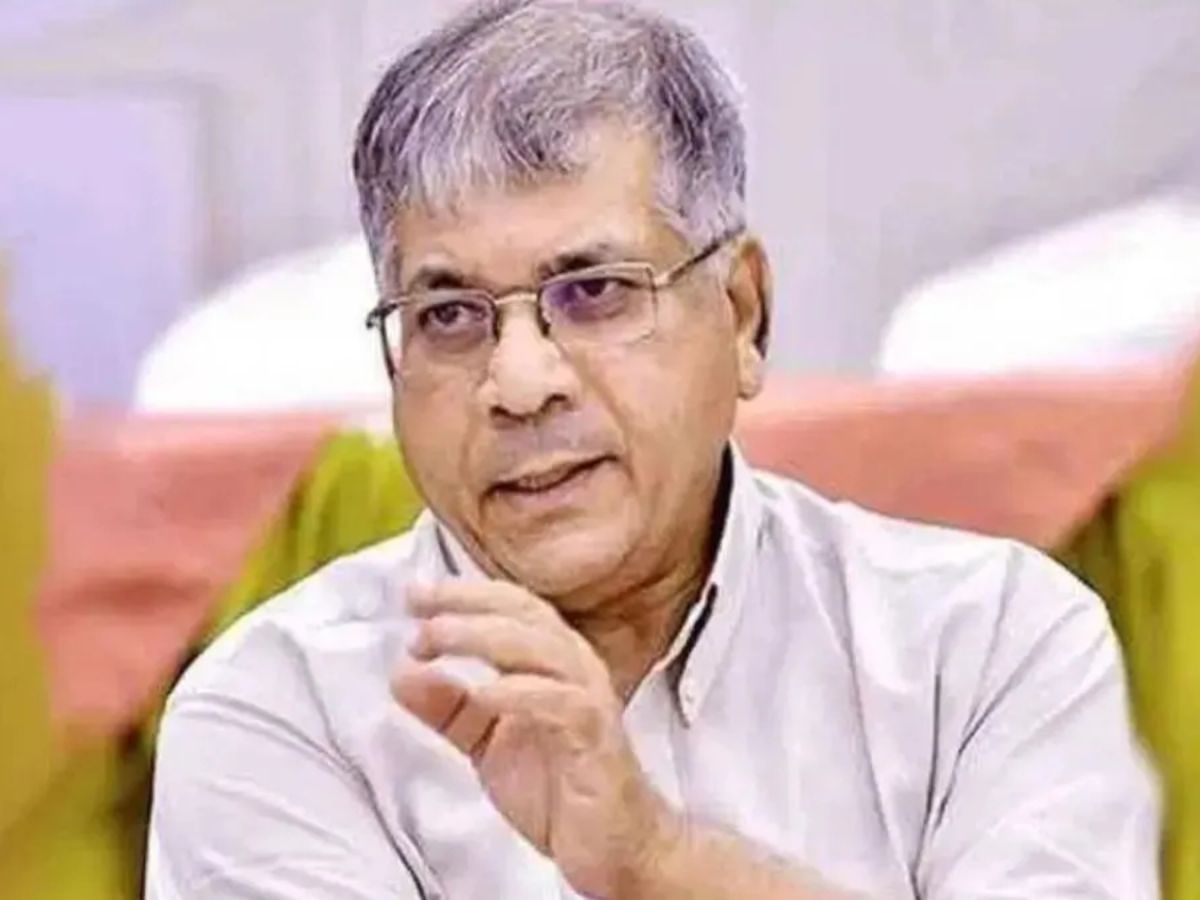 राज्यात मोठ्या घडामोडी घडणार, प्रकाश आंबेडकरांनी तारीखही सांगितली ...