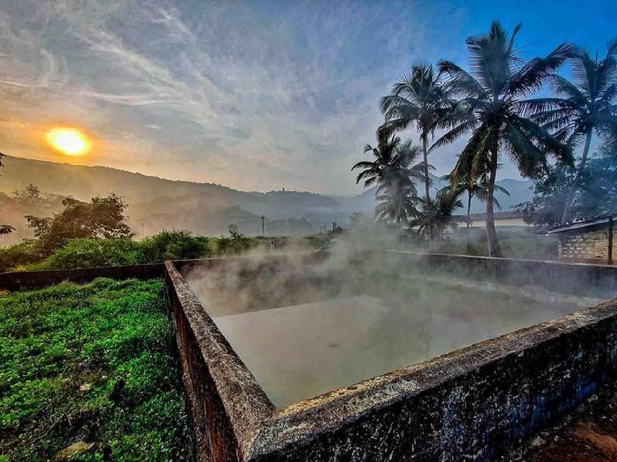 महाराष्ट्रातील विज्ञानाला आव्हान देणारे ठिकाण! धो धो पाऊस असो की ...