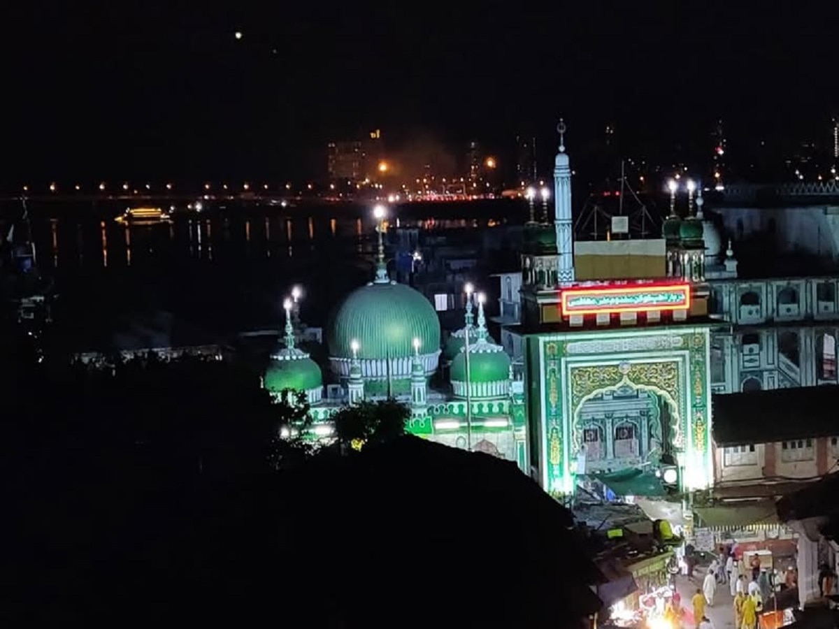 100 वर्षांची परंपरा असलेला माहिम दर्गा उरुस; मुंबई पोलिसांना उरुसाची पहीली चादर चढवण्याचा मान ...