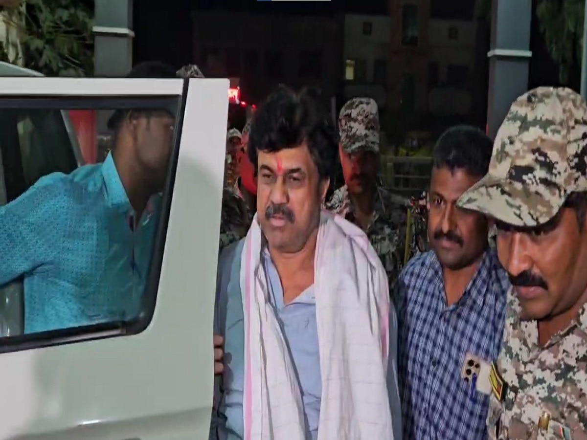 वाल्मिक कराडला 14 दिवसांची पोलिस कोठडी; सीआयडीसमोर शरणागती पत्करल्यानंतर मोठ्या घडामोडी | Walmik ...