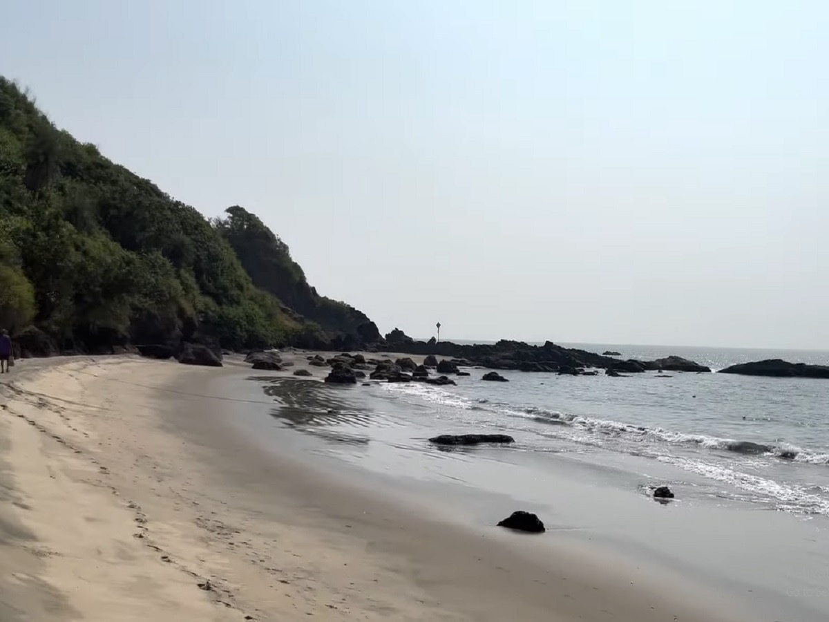 महाराष्ट्र आणि गोव्याच्या मधोमध असलेला छुपा समुद्र किनारा! फिरायला ...