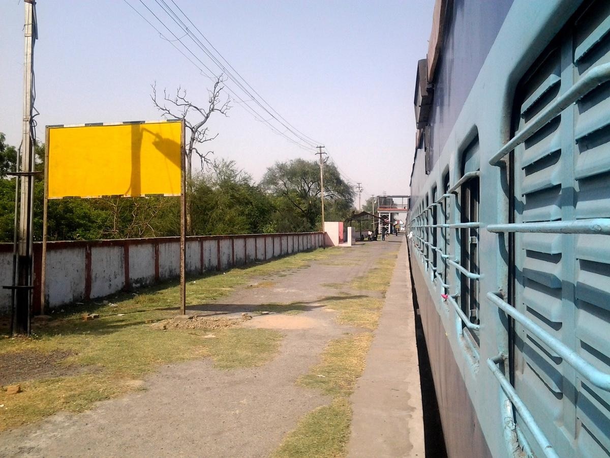 भारतातील एकमेव रेल्वे स्थानक जिथे प्लॅटफॉर्म आहे, ट्रेन थांबता पण या ...