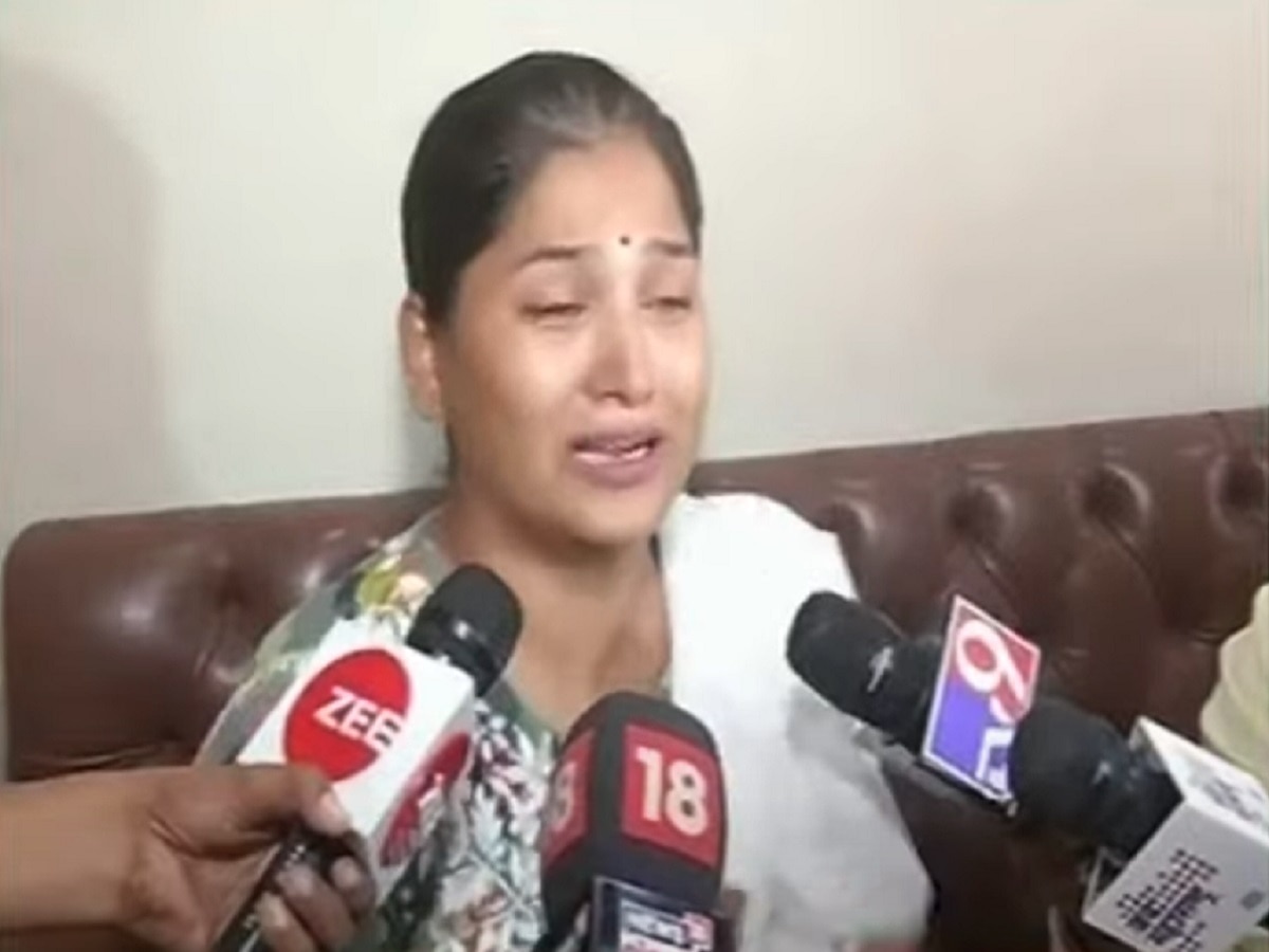 'मी ठेवलेली बाई नाही, तर पहिली पत्नी आहे'; करुणा मुंडेंना अश्रू अनावर ...
