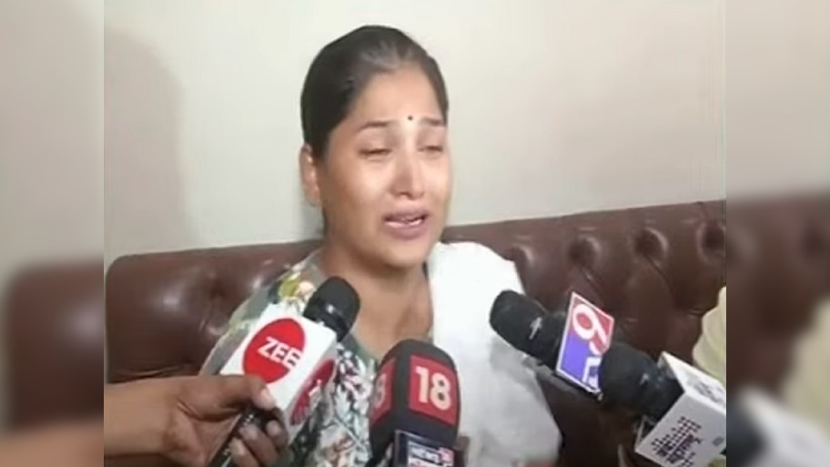 'मी ठेवलेली बाई नाही, तर पहिली पत्नी आहे'; करुणा मुंडेंना अश्रू अनावर ...