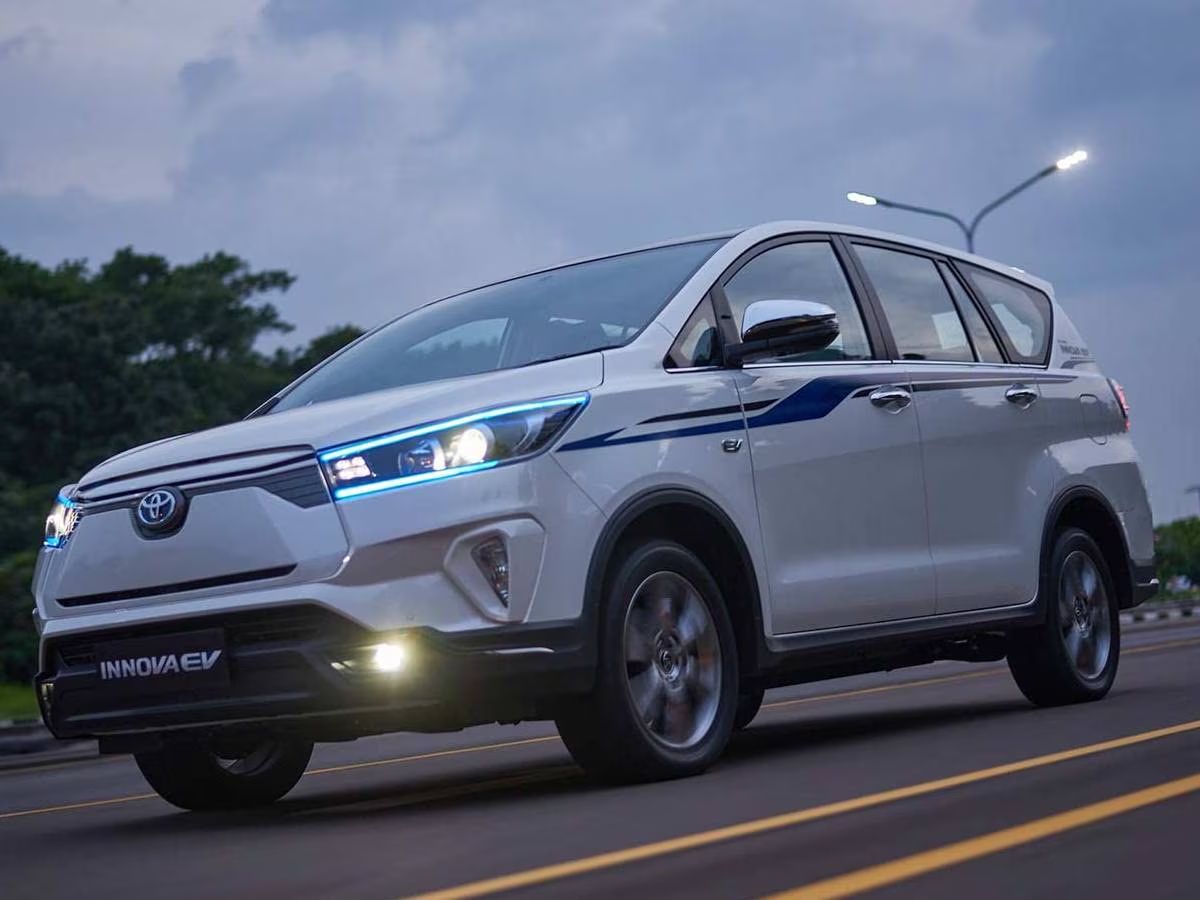 Toyota च्या नव्या कारचा फर्स्ट लूक समोर, फीचर्स, किंमत सर्वकाही जाणून ...