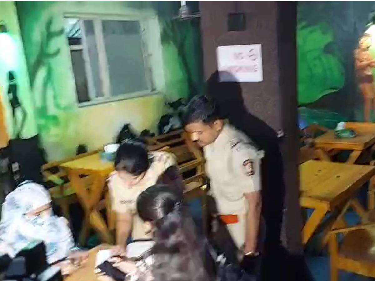 नाशकात 100, 200 रुपयांत कपल्सला कोपरे उपलब्ध करून देणाऱ्या कॅफेवर धाड! | Devyani Farande raid on ...