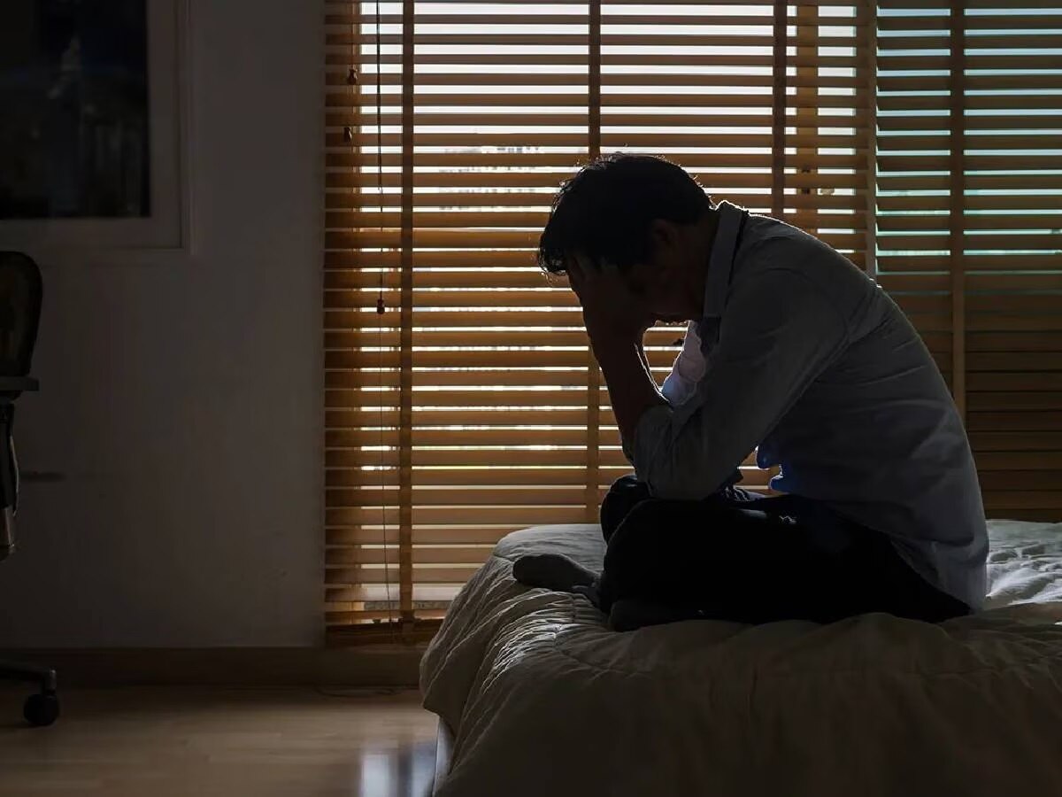 कोणत्या विटॅमिनच्या कमतरतेमुळे लोक राहतात दुखी? | due to of which ...