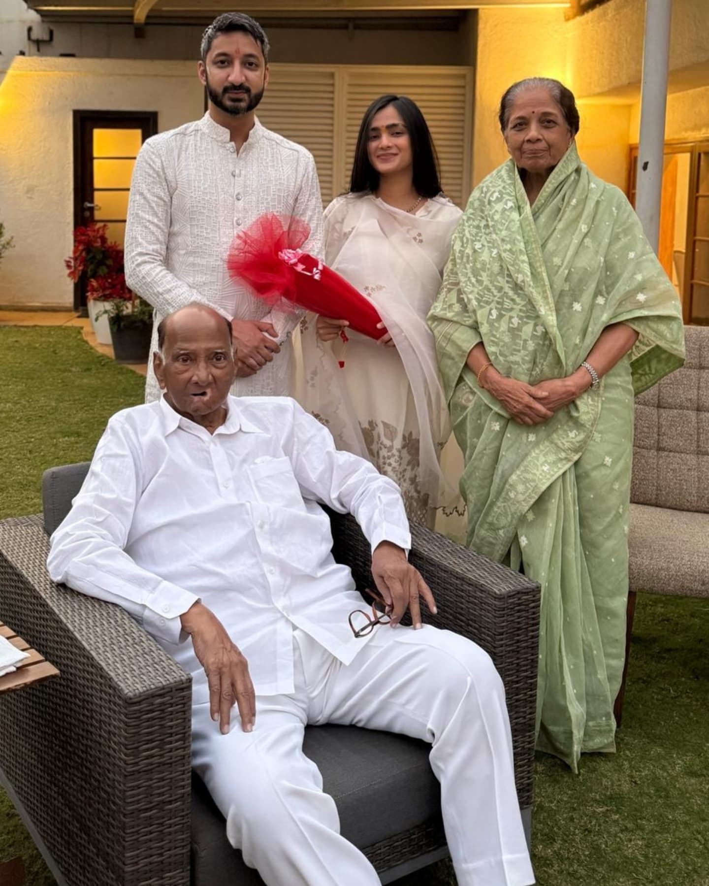 पवारांच्या घरच्या नव्या सुनबाई पाहिल्यात का? जाणून घ्या कोण आहे ऋतुजा ...