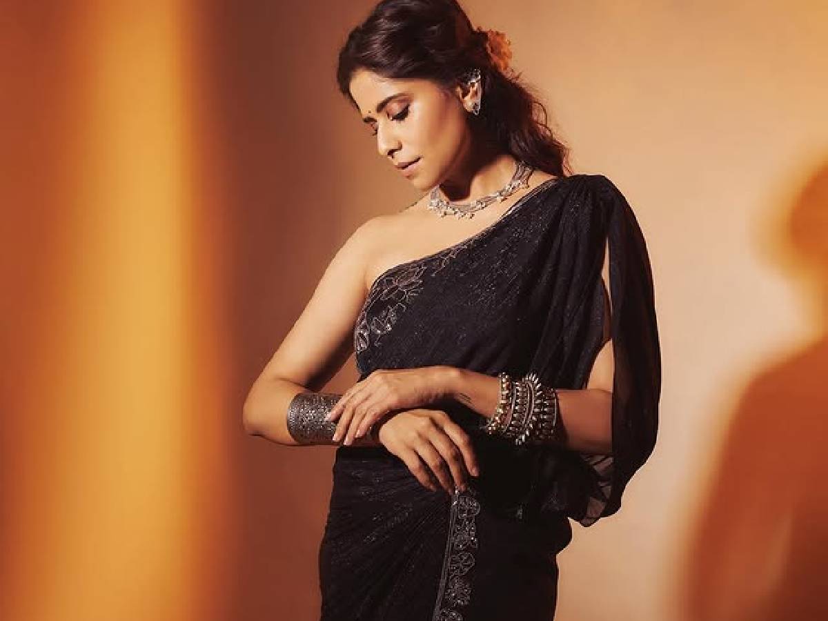 Actress Sai Tamhankar shared a photo in a black gown | 'सईच्या पुढे ...