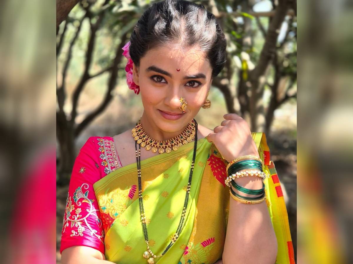 Actress Mrunmayee Gondhalekar Parrot Green Paithani Saree Look ...