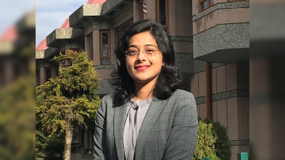 UPSC Success Story IAS Surabhi Gautam Inspirational Marathi News ...