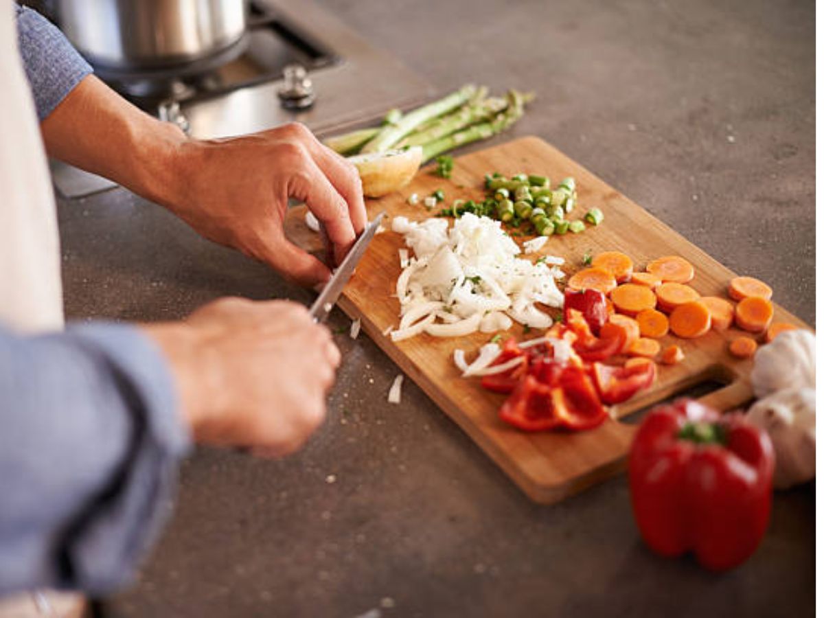 Which Cutting board is good wooden or plastic what expert says; कटिंग ...