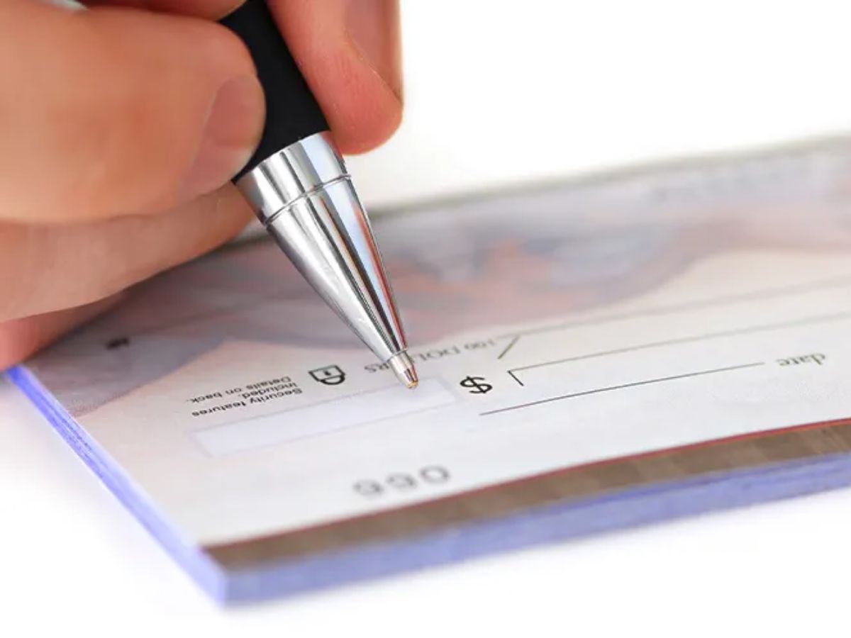 why does bank or cashier ask us to sign backside of cheque|बँक कर्मचारी ...