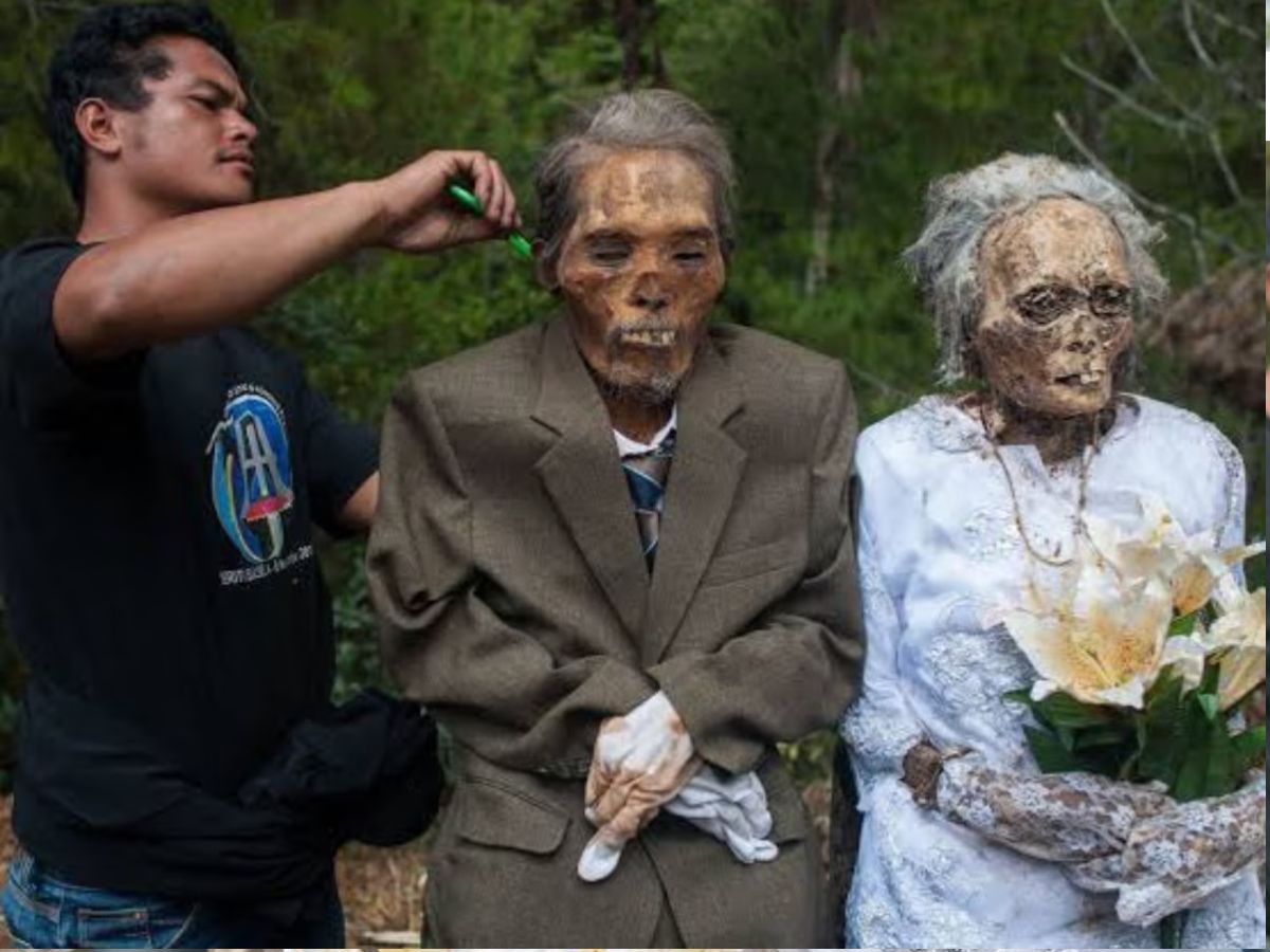 Toraja Tribe Indonesia Weird Funeral Rituals they stay with dead bodies ...
