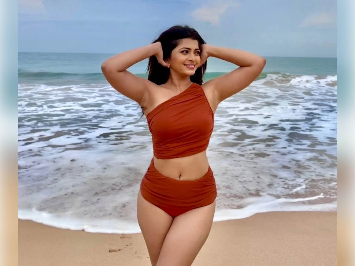 actress ruchira jadhav bikini photoshoot flaunts her toned body trolled on social Media ...