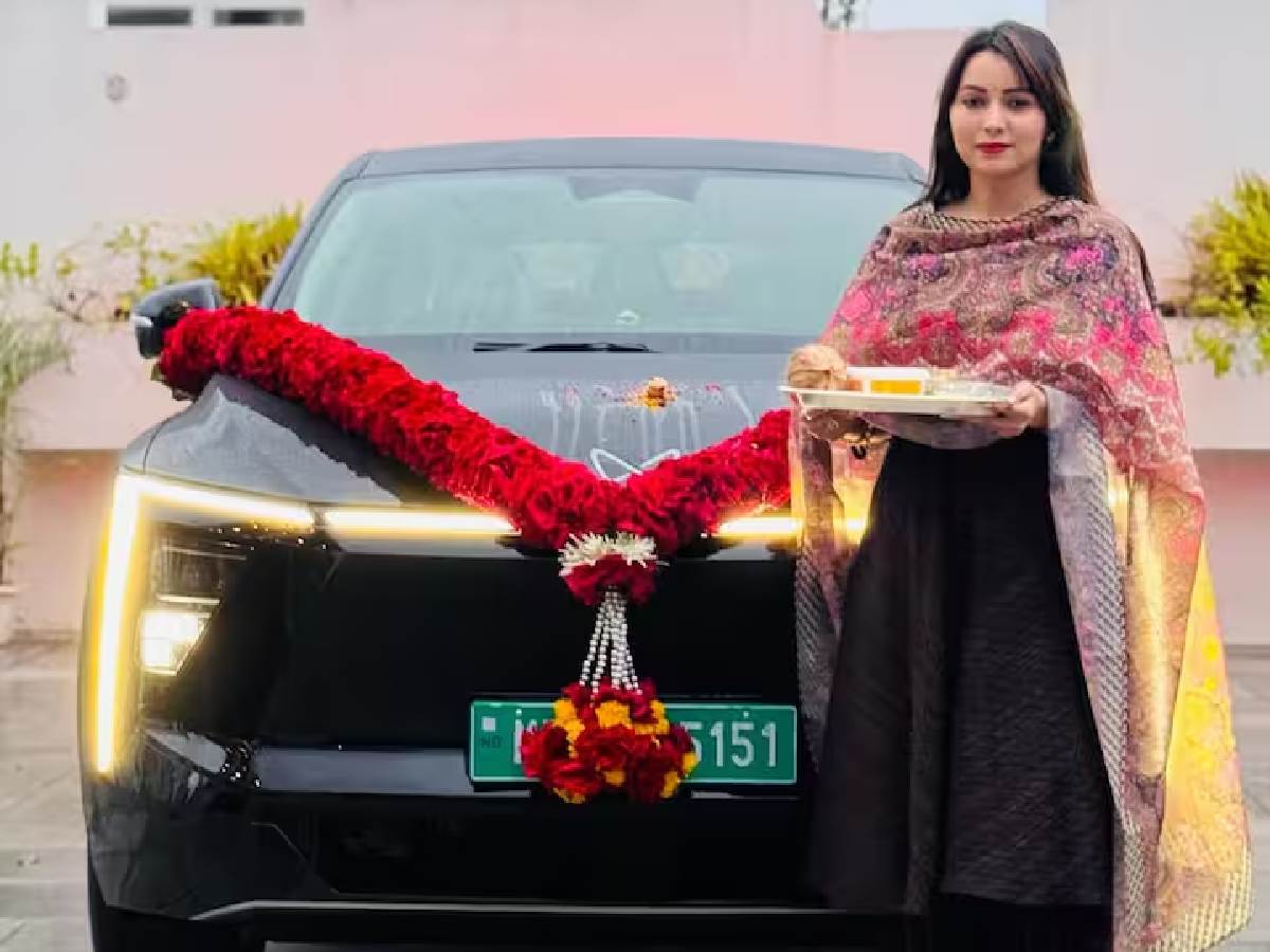 Nirmala Nawale bought new car Former Sarpanch Karegaon | 'I want It म्हणजे want It' फेम महिला ...