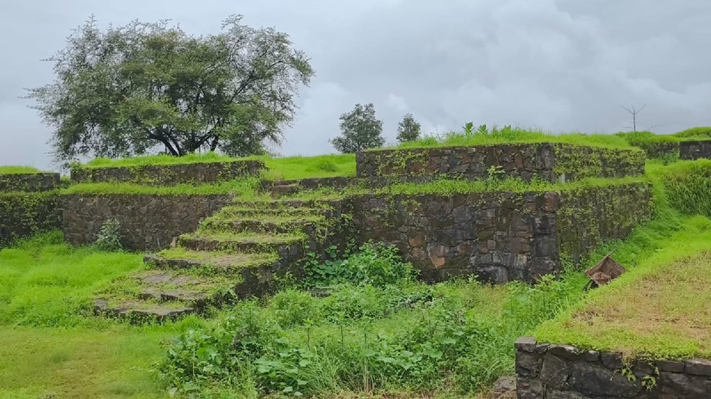 photos raigad news rajmata jijau pachad wada historical monument in bad ...