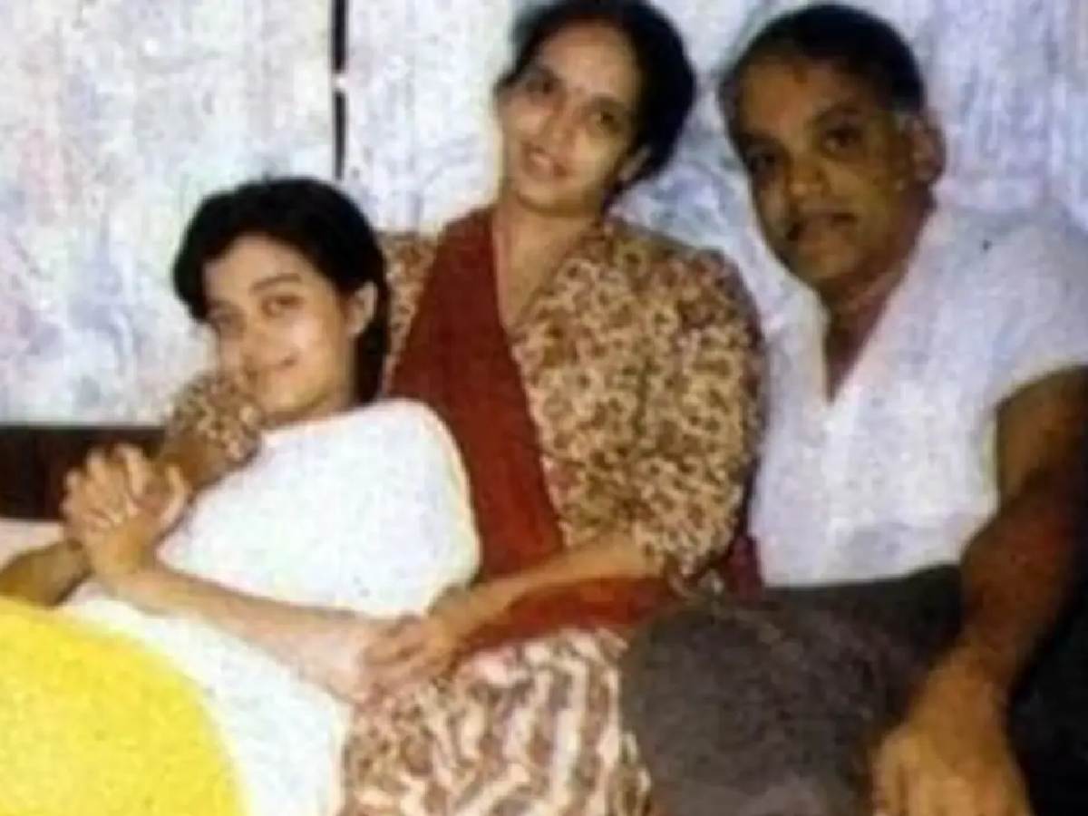 Bollywood Actress aishwarya Rai with mother see photos | 'आईसारखं ...